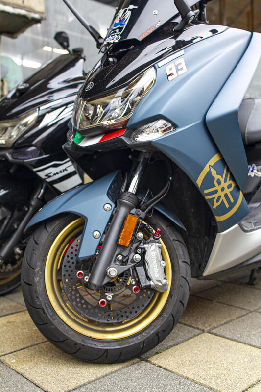 AK550 左邊 卡鉗 BREMBO 輻射卡鉗 灰色 黑色 FORCE SMAX BWSR 五代勁戰 孔距100MM | 露天市集 | 全台最大的網路購物市集