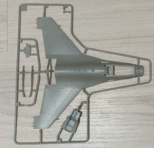 1/48~KINETIC.48160~國軍F-16A.Block 20戰機的零件(單座型部分的機身與座艙) | 露天市集 | 全台最大的網路購物市集