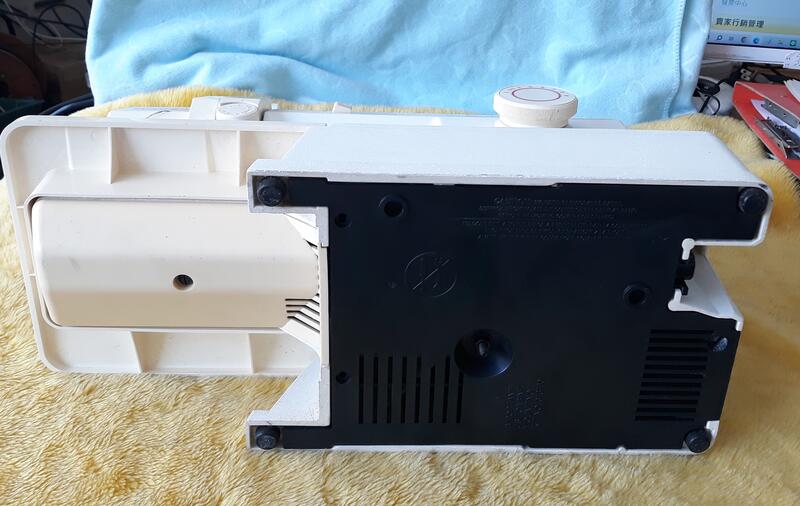 (董)故障品~勝家 SINGER 9015 桌上型裁縫機~原正常使用/目前燈會亮不會動/重8.5KG~ | 露天市集 | 全台最大的網路購物市集