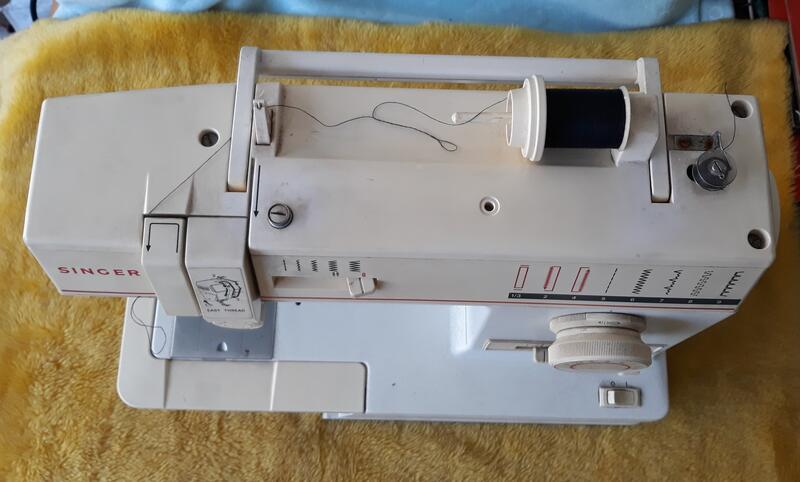 (董)故障品~勝家 SINGER 9015 桌上型裁縫機~原正常使用/目前燈會亮不會動/重8.5KG~ | 露天市集 | 全台最大的網路購物市集
