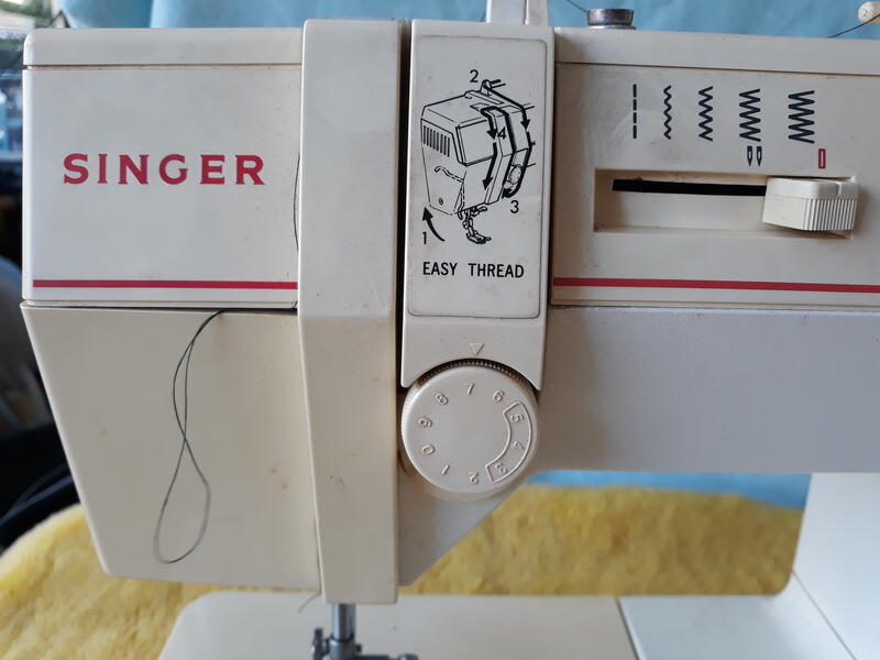 (董)故障品~勝家 SINGER 9015 桌上型裁縫機~原正常使用/目前燈會亮不會動/重8.5KG~ | 露天市集 | 全台最大的網路購物市集