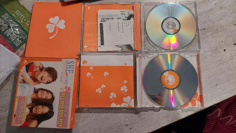 S.H.E SHE 女朋友 女生宿舍 CD+VCD 含寫真/紙盒 (戀人未滿) | 露天市集 | 全台最大的網路購物市集