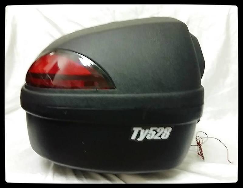 {{鴻興發}}~LED燈~TY528~手提後行李箱~可快拆式~手提行李箱~機車置物箱~機車行李箱~後置物箱~34L~豪華 | 露天市集 | 全 ...