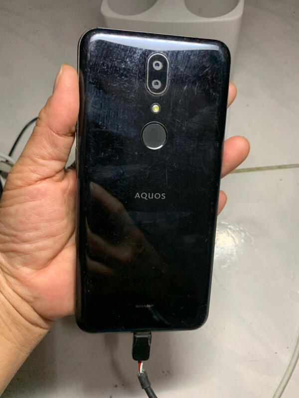 SHARP AQUOS V 外觀不錯，可充電，商品如圖，零件機販售，售出不退。 | 露天市集 | 全台最大的網路購物市集