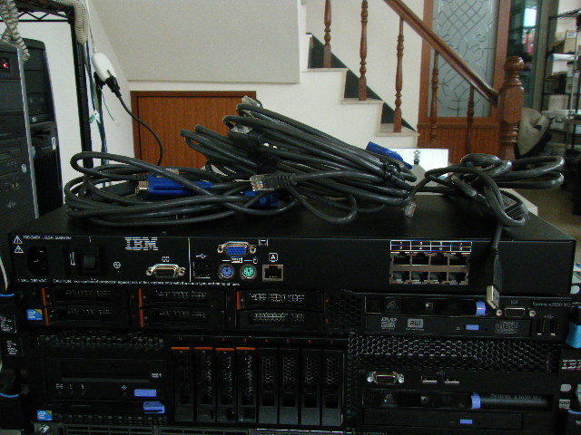 IBM Local Console Switch ( Type 1735-3LX ) 附四條 3 m Console Switch Cable ...