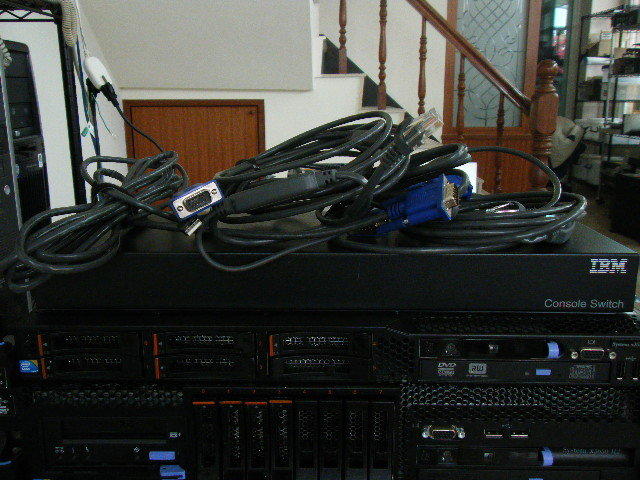 IBM Local Console Switch ( Type 1735-3LX ) 附四條 3 m Console Switch Cable ...