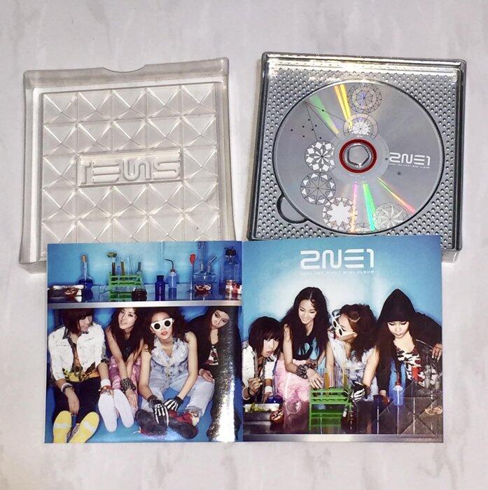 2NE1 2009 首張迷你專輯 The First Mini Album 韓國進口精裝版 CD 附歌詞寫真本 | 露天市集 | 全台最大的 ...