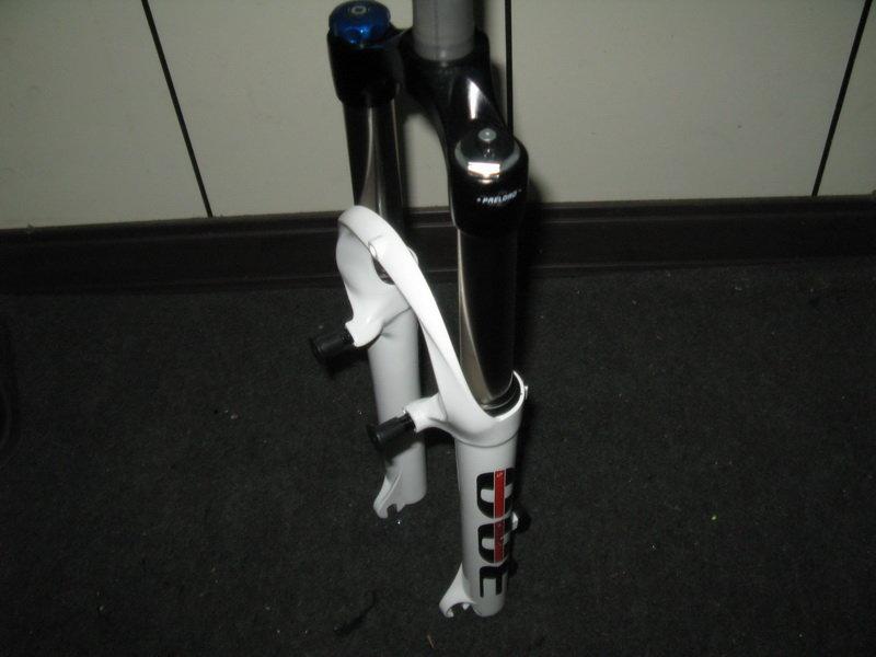 SPINNER 300LC 登山車26吋前叉 碟煞+V煞共用 手控可鎖死 行程100MM(黑色/白色2色系) | 露天市集 | 全台最大的網路購物市集