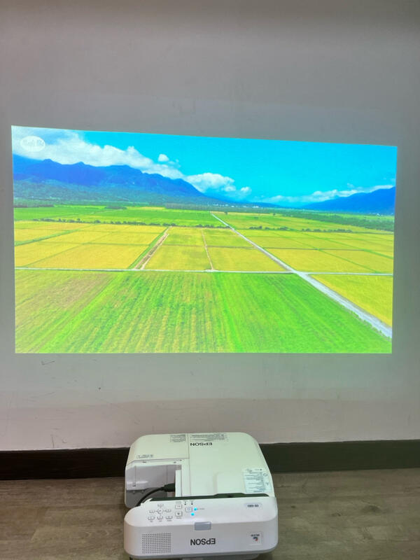 EPSON EB-680超短焦投影機 3500流明 可側投 內建3組HDMI支援1080P 1萬小時燈泡壽命 小空間救星 | 露天市集 | 全 ...