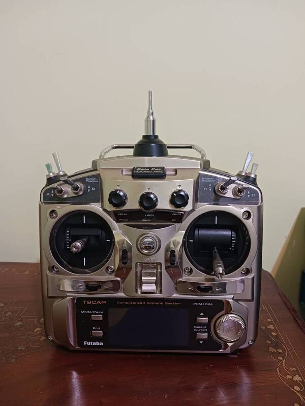 Futaba FF9搖控器(品相如照片所示，模組掛耳有斷，瑩幕變黑，不含電池盒) | 露天市集 | 全台最大的網路購物市集