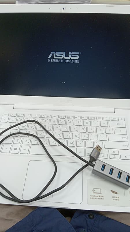二手 ASUS 輕便型筆電 E406M N4100 14吋 ( 4G/) | 露天市集 | 全台最大的網路購物市集