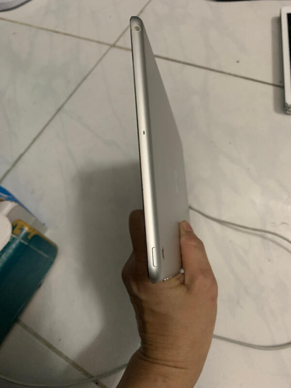 Apple iPad Air (A1474)外觀佳。可充電。可開機。螢幕沒有破。商品如圖。零件機販售。售出不退 | 露天市集 | 全台最大的 ...