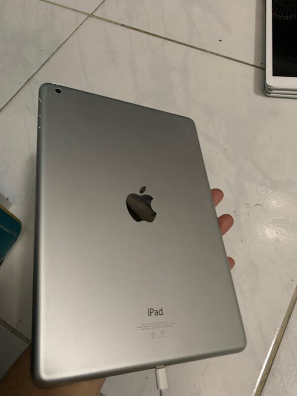 Apple iPad Air (A1474)外觀佳。可充電。可開機。螢幕沒有破。商品如圖。零件機販售。售出不退 | 露天市集 | 全台最大的網路購物市集