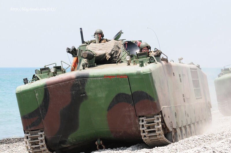 ^.^飛行屋(全新品)AFV CLUB 戰鷹~中華民國海軍陸戰隊 兩棲火力支援車 LVTH6A1 大砲鴨//比例1/35 | 露天市集 | 全 ...