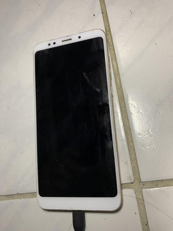 小米紅米5Plus（MEG7 ）可充電,螢幕未破，商品如圖，零件機販售，售出不退 | 露天市集 | 全台最大的網路購物市集
